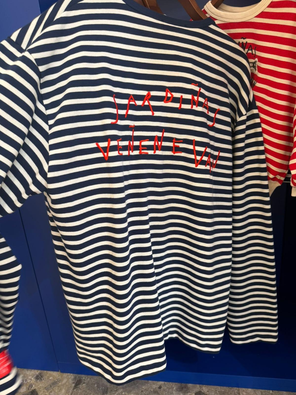 Colas kilométricas desde primera hora en Zara de A Coruña por la ...