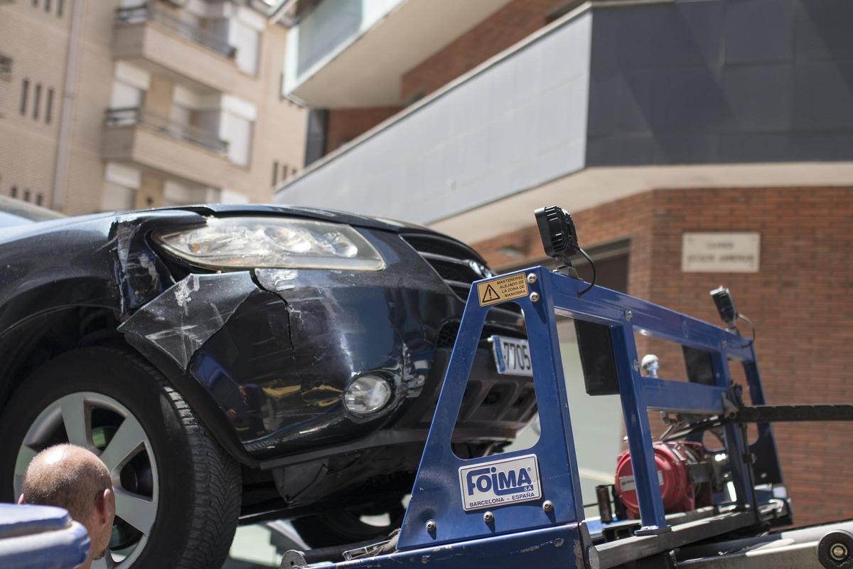 Una dona de 81 anys ferida crítica en ser atropellada per un cotxe desfrenat al carrer de l ...