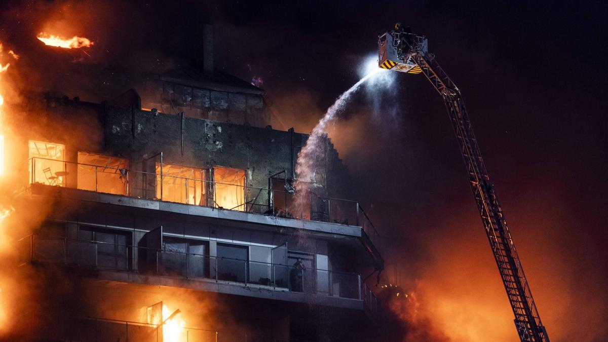 Incendio Valencia| Gotas de fuego y un núcleo de polietileno inflamable ...