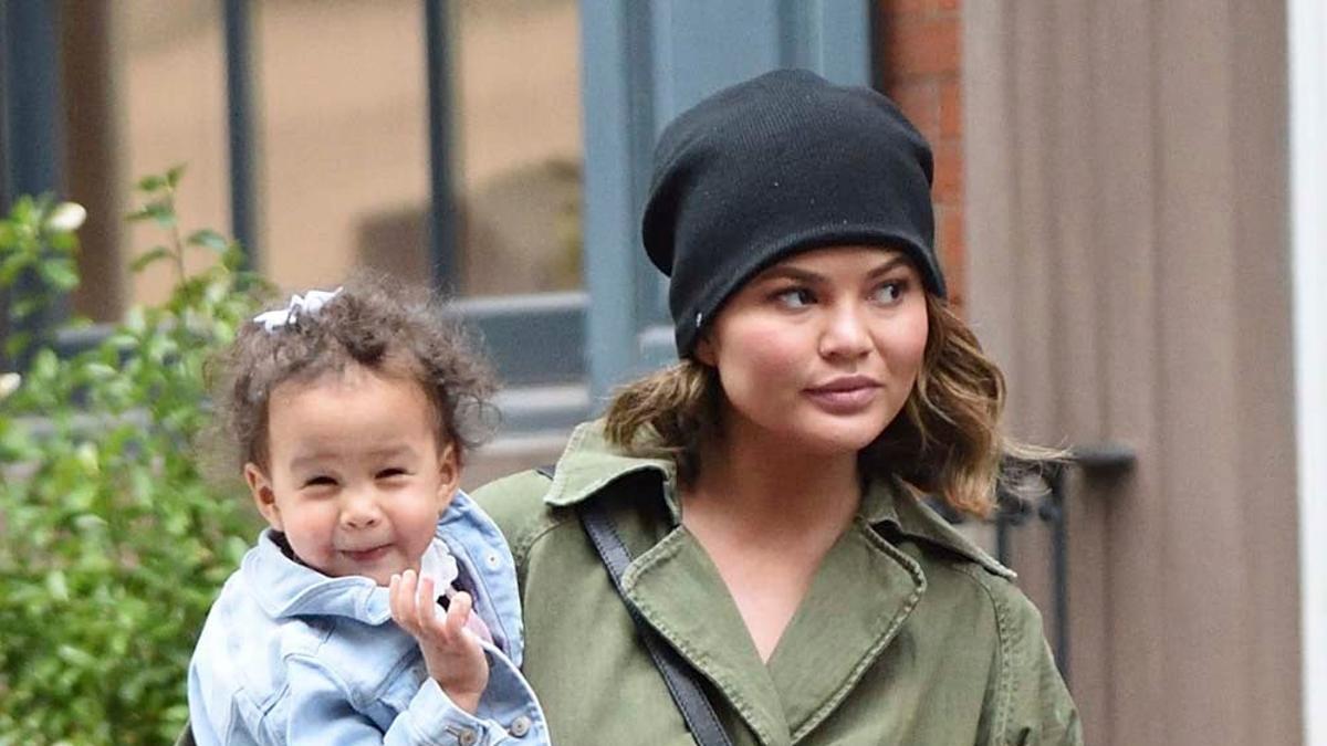 Chrissy Teigen se lleva un estofado de equipaje de mano - Cuore