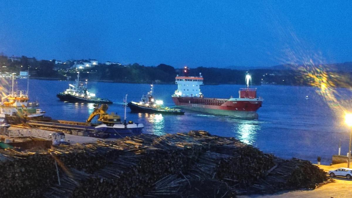 El mercante varado en el Eo sale a flote, pero vuelve a encallar cerca ...