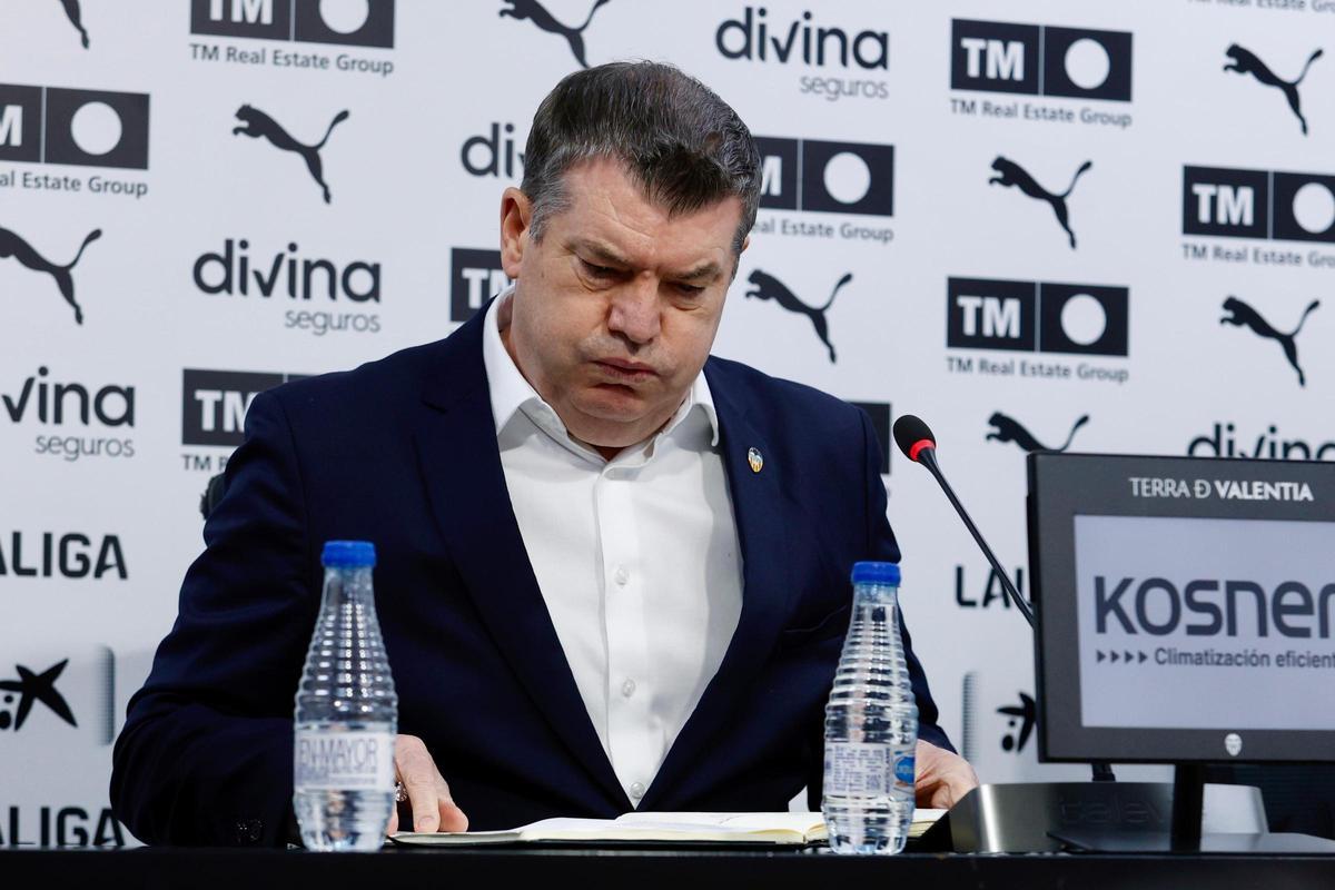 RON GOURLAY da pistas sobre el futuro de Carlos Corberán en el Valencia CF