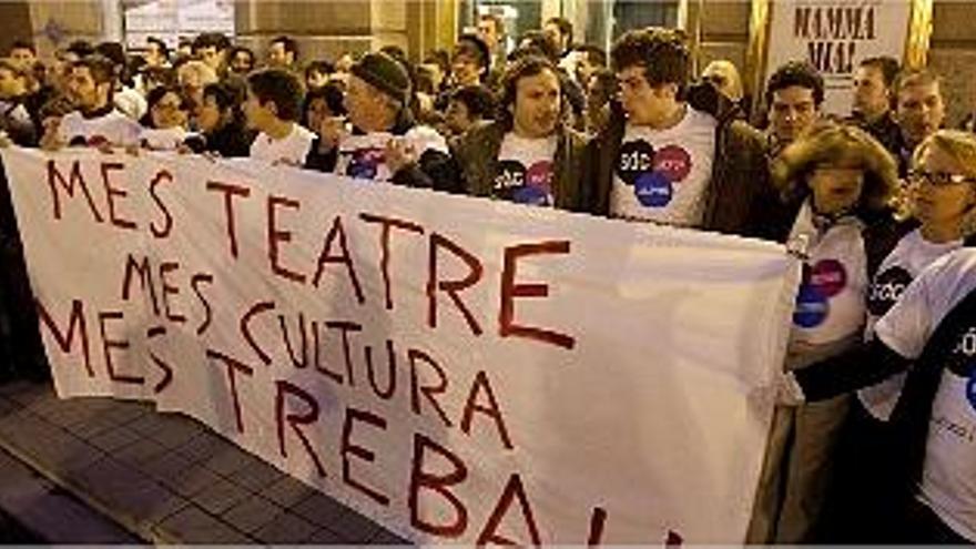 Los actores llevan su protesta a la puerta del Teatro Principal ...