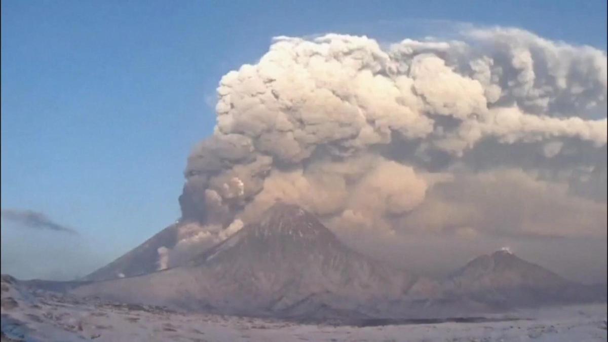 Entra en erupción el Klyuchevskaya Sopka, el volcán activo más alto de ...