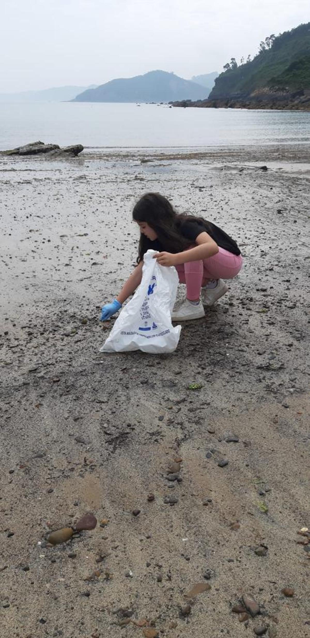 Los alumnos del CRA La Marina limpian los ríos y las playas del entorno