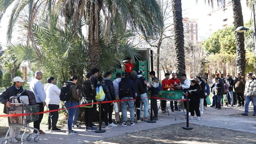 Cues per a arreplegar menjar al riu malgrat la prohibició de l ...