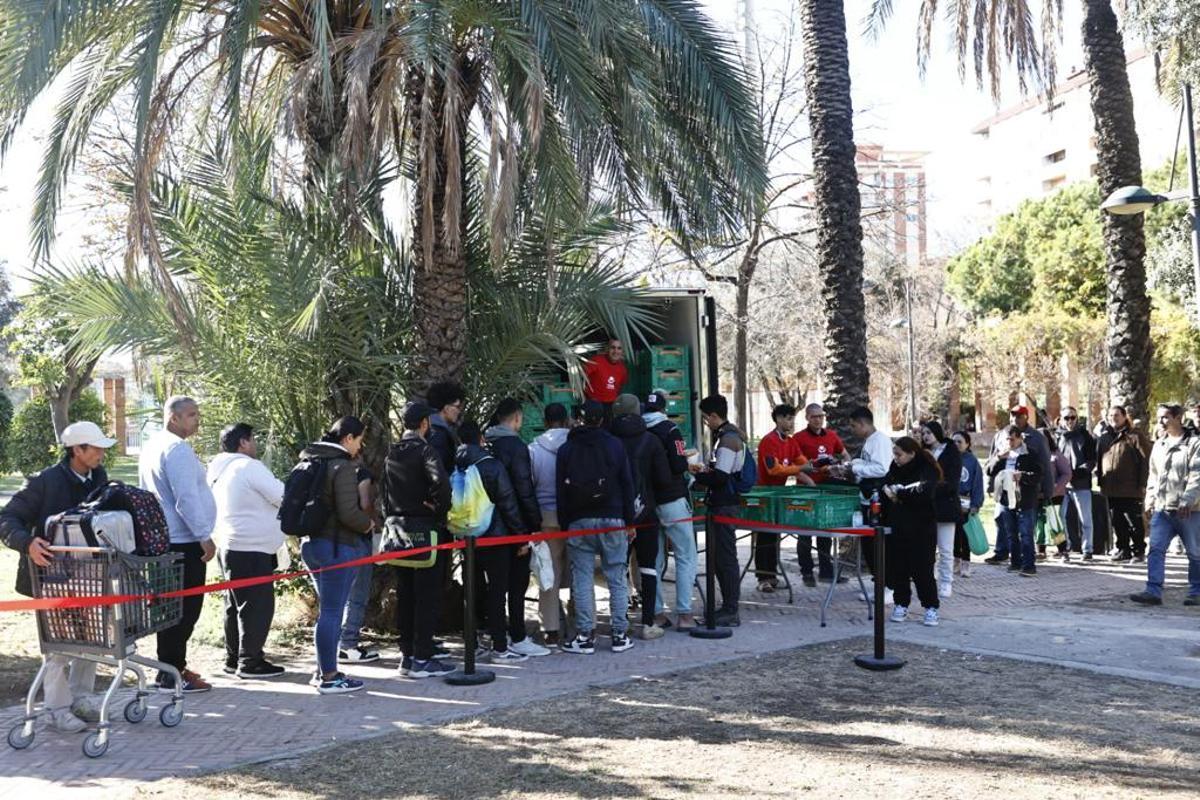 Cues per a arreplegar menjar al riu malgrat la prohibició de l ...