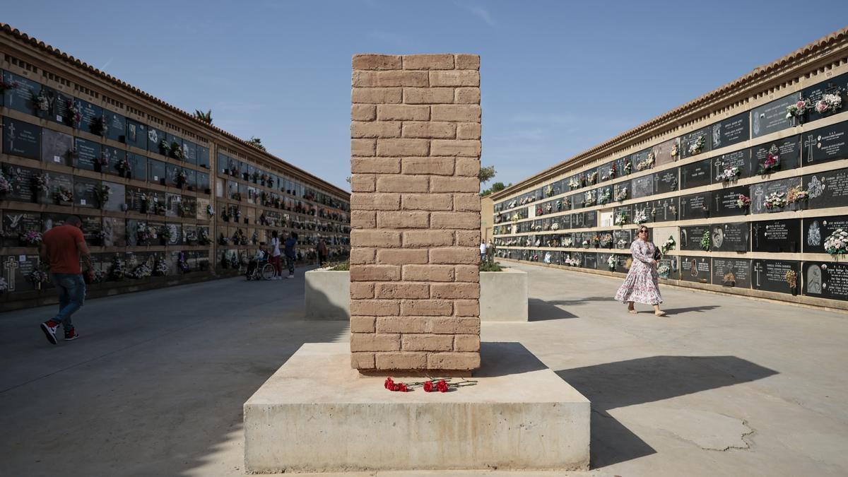 MONOLITO VICTIMAS DEL NAZISMO EN EL CEMENTERIO DE VALENCIA