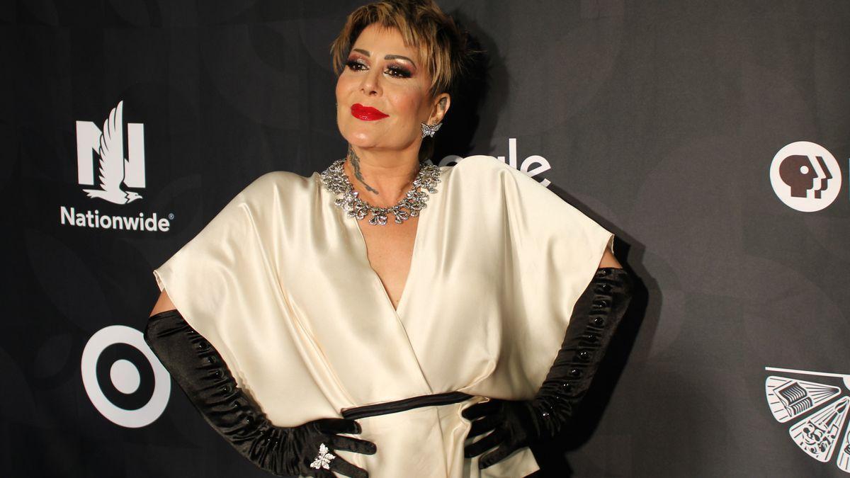 La cantante Alejandra Guzmán, evacuada en ambulancia tras caerse en el ...