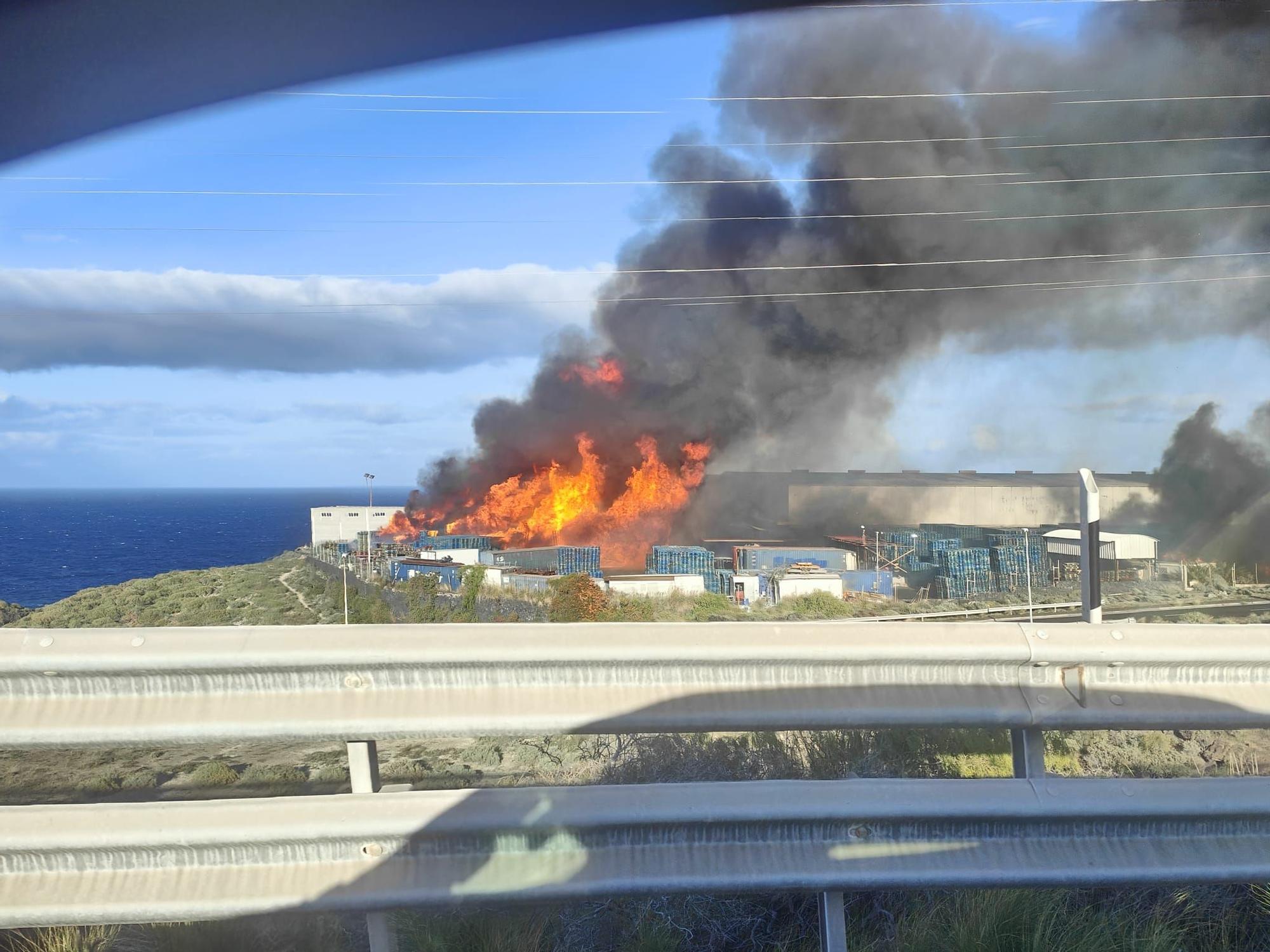 FOTOS: Incendio en el Polígono de Güímar