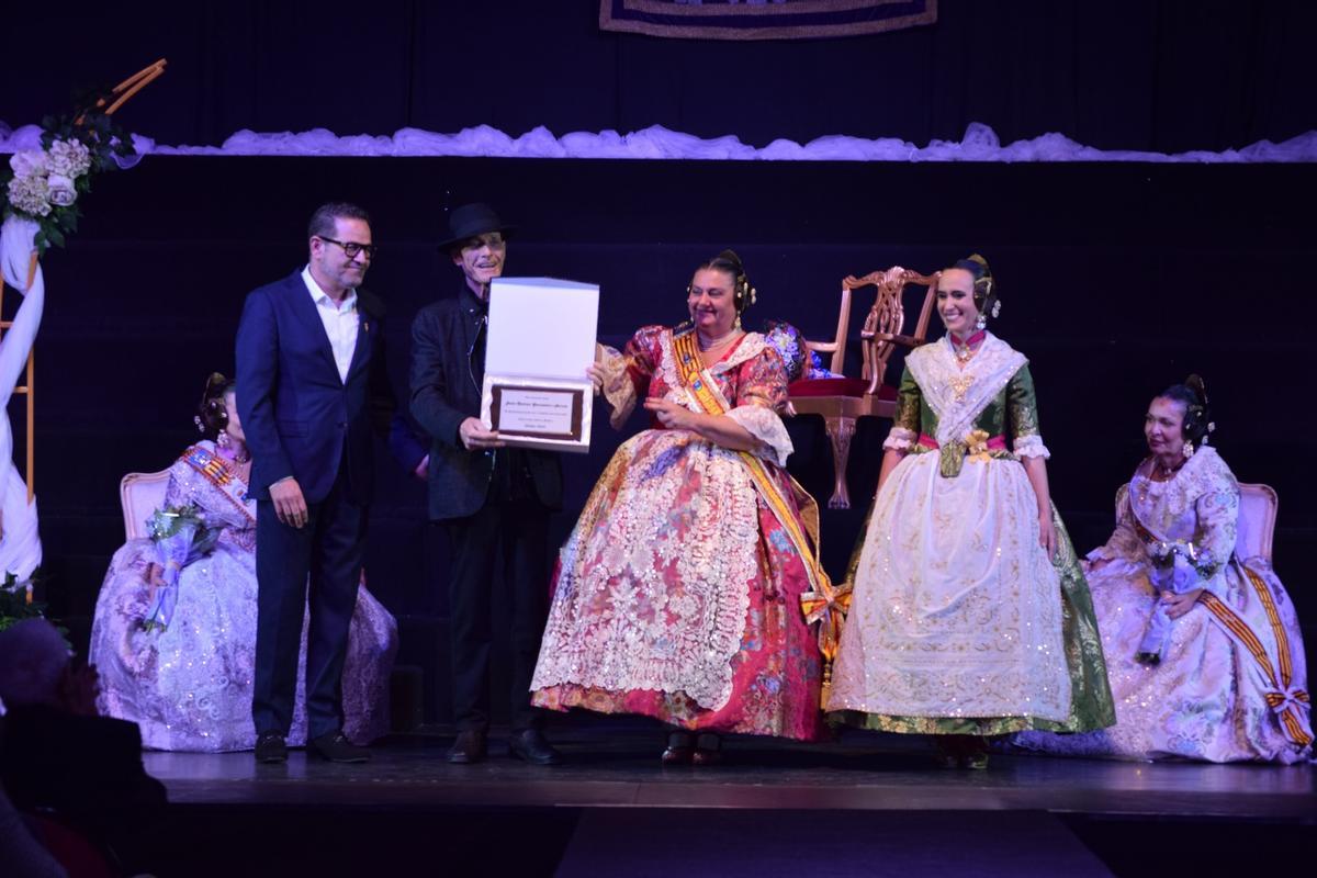 Sedaví homenajea al cantante Juan Ramón