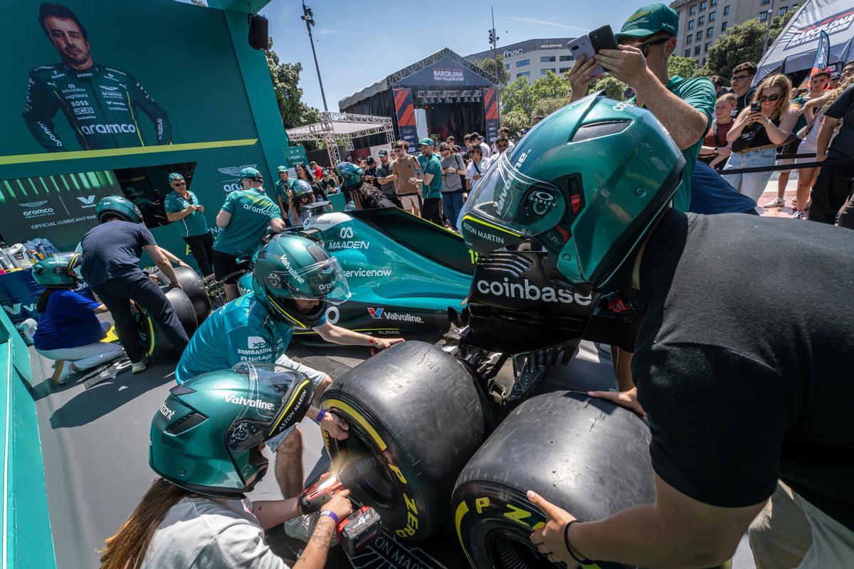 Una multitud se acerca a la Fan Zone de F1 Plaza Catalunya