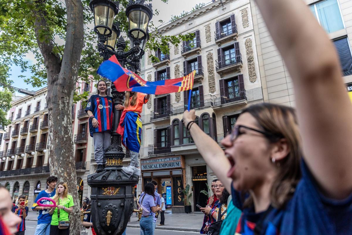 Congregación culé en Canaletes para celebrar la segunda Champions
