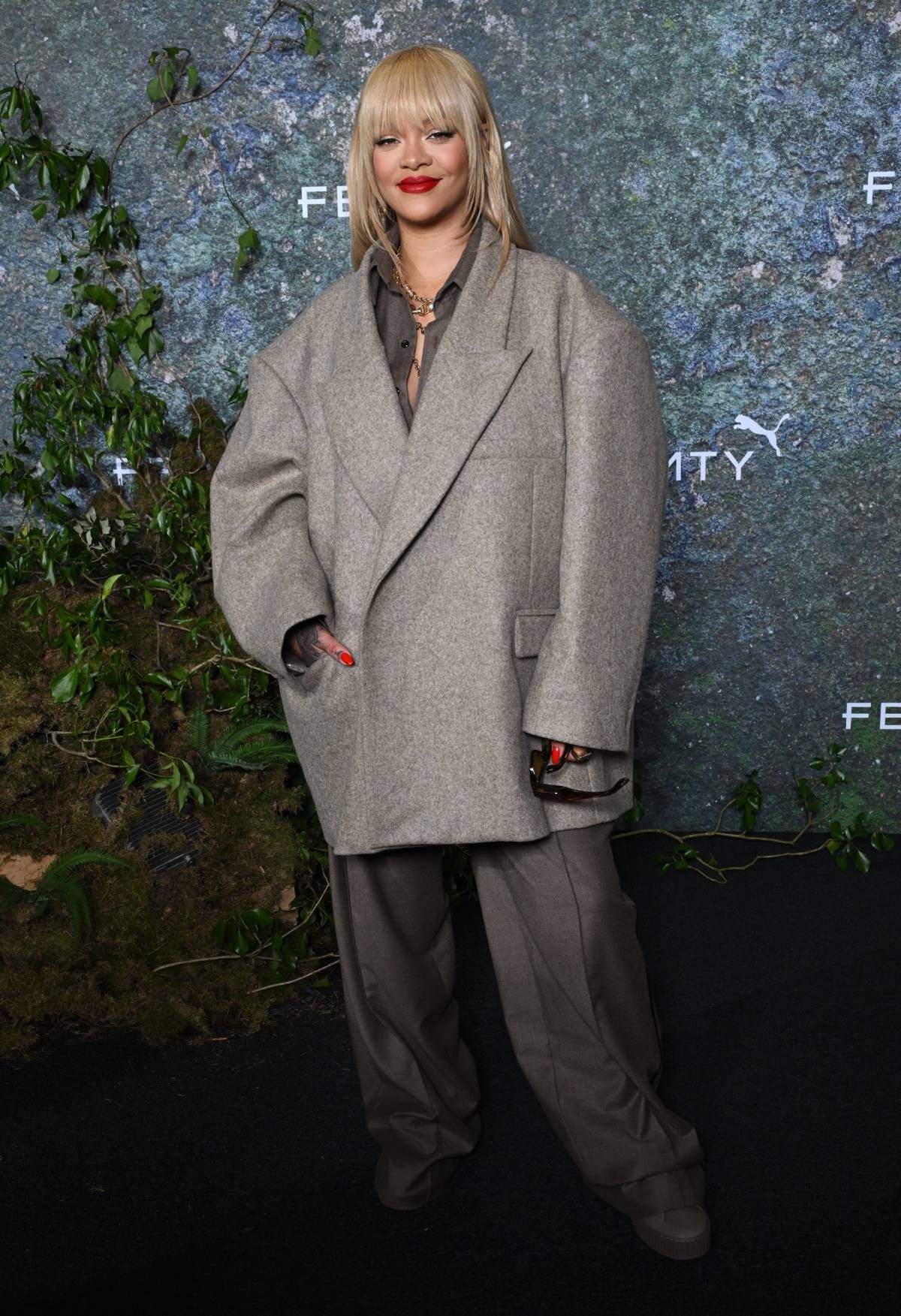 RIHANNA | Cómo llevar el traje oversize con mucho rollo según Rihanna