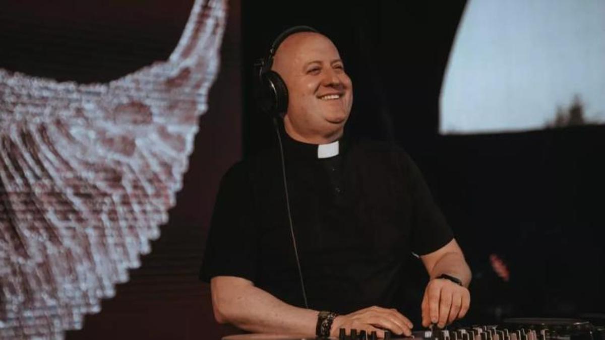 MÚSICA ELECTRÒNICA FETA PER UN SACERDOT: el pare Guilherme ha trencat ...