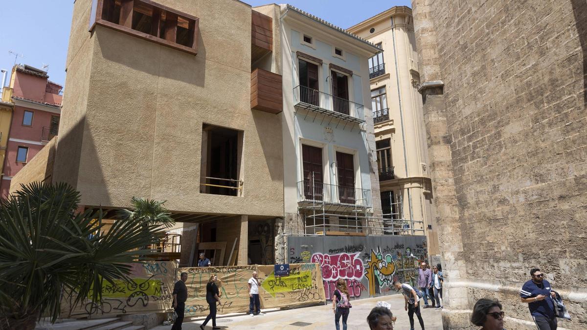 A la vista la nueva fachada de la calle Micalet y la Casa del Relojero de València