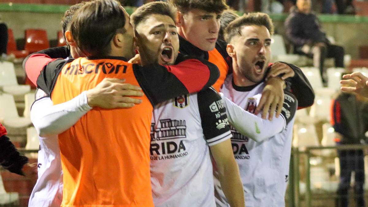 FÚTBOL | El Mérida, a mejorar lejos del Romano