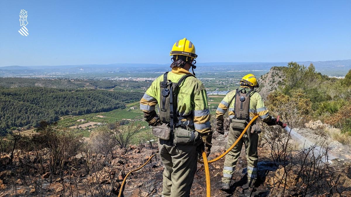 Alzira reabre al público la Casella aunque el incendio todavía sigue activo