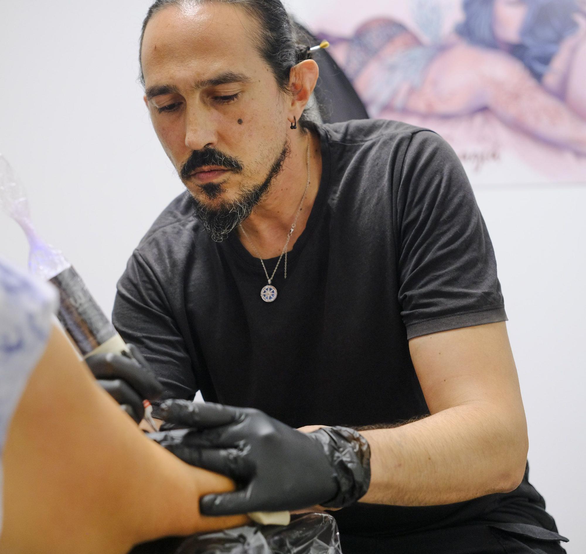 FOTOS | El tatuador Coquín Artero