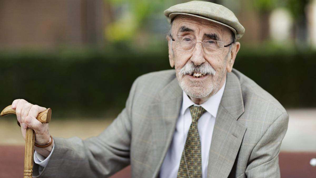 Muere Jesús Guzmán, el cartero de la mítica 'Crónicas de un pueblo', a ...