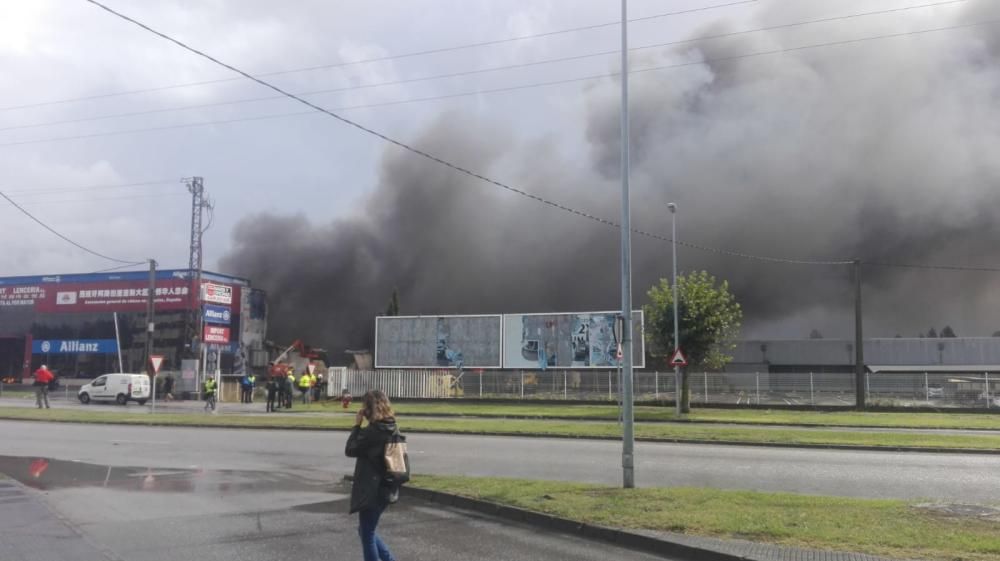Un espectacular incendio calcina dos naves en el polígono de Silvota