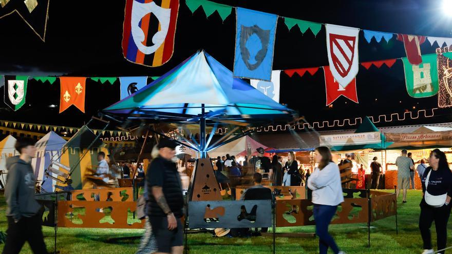 Noche de colores sobre el escenario medieval de Llanera en la fiesta ...