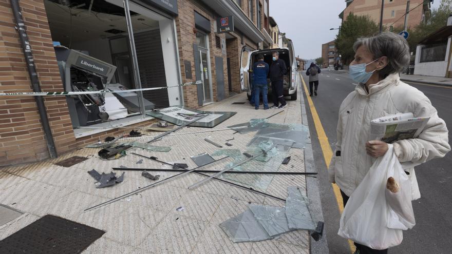 Unos ladrones revientan con explosivos un cajero automático en Oviedo