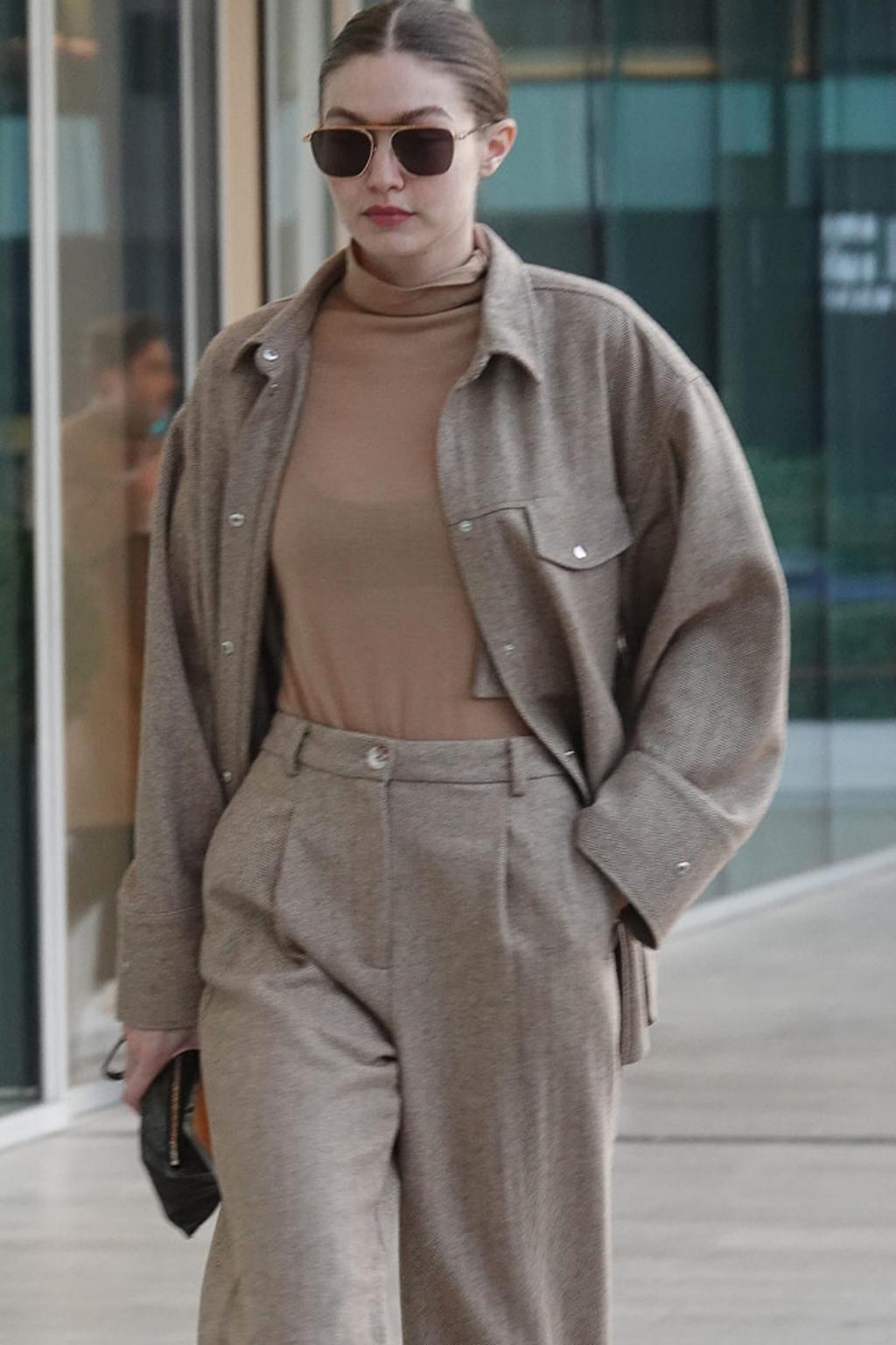 Oda al look de Gigi Hadid porque los pantalones anchos estilizan un ...