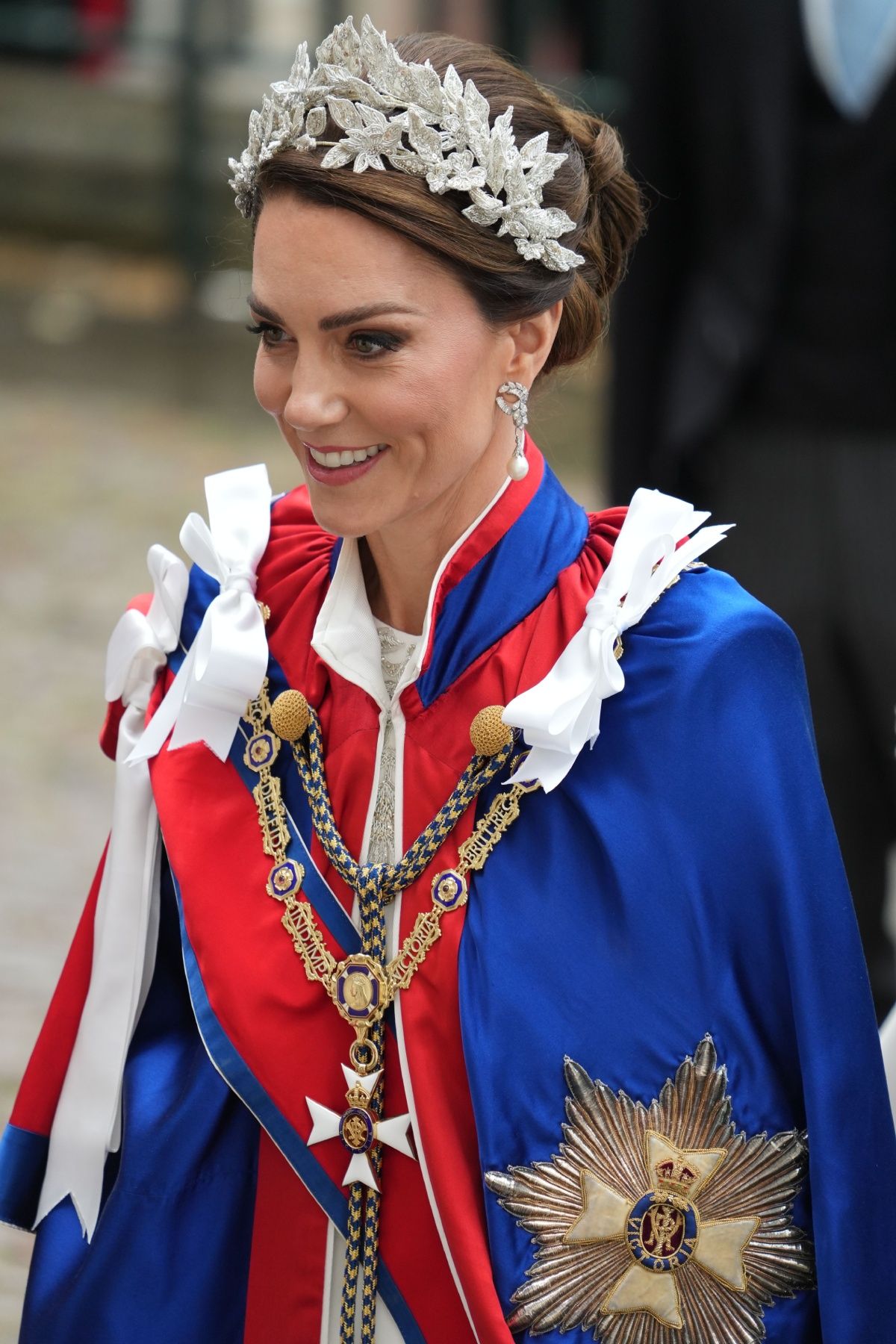 KATE MIDDLETON CORONACIÓN | Un look para la historia con vestido blanco ...