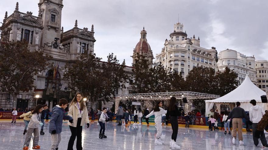 Navidad en València: Así luce la pista de hielo de la plaza del ...