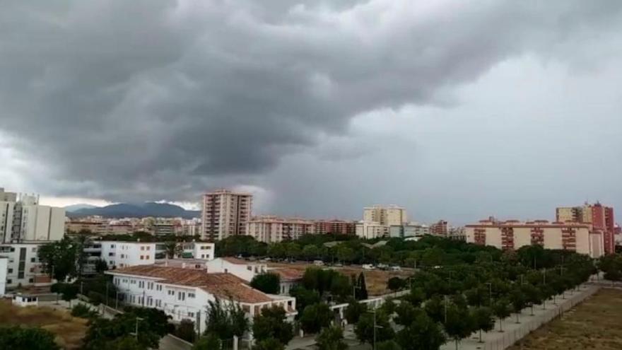 La tormenta deja 350 rayos y obliga a desviar 13 vuelos en el ...