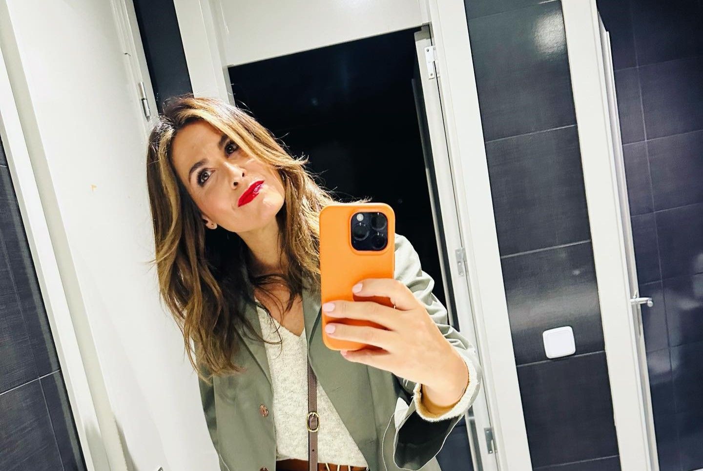 Vas a querer seguir los pasos de Nuria Roca y llevar este 'total look ...