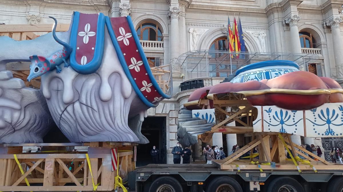 VIDEO FALLA MUNICIPAL VALENCIA: Plantà en la Plaza del Ayuntamiento