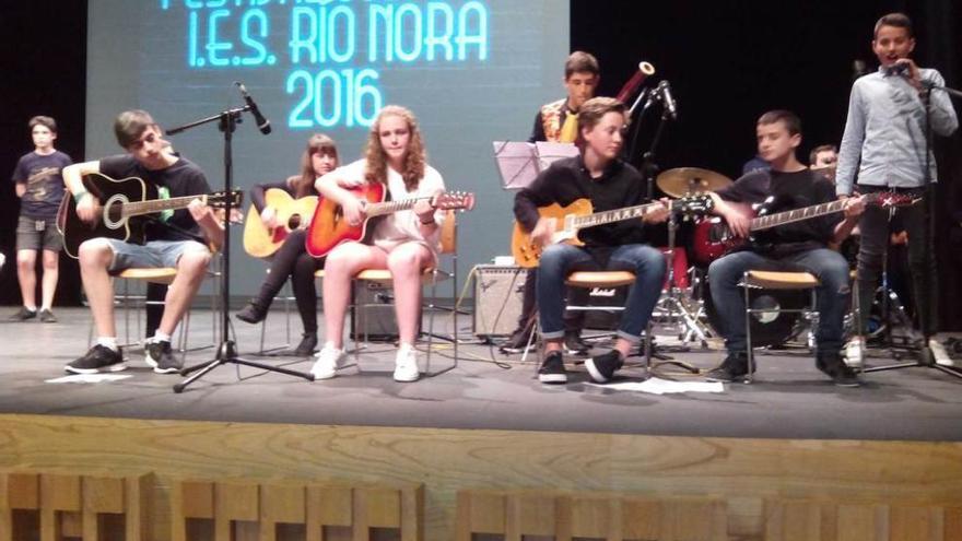 El Instituto Río Nora celebró con música variada su festival de fin de ...
