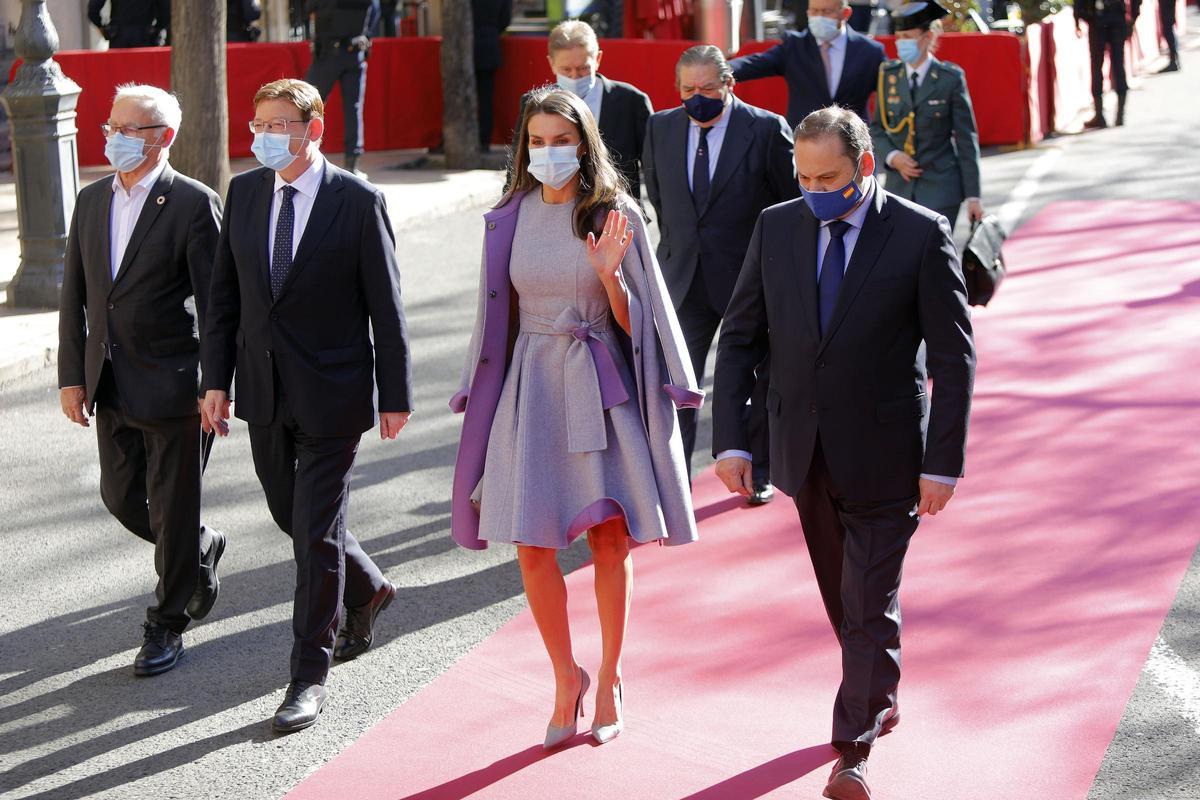 El incidente de la reina Letizia durante su visita a València | Vestido ...