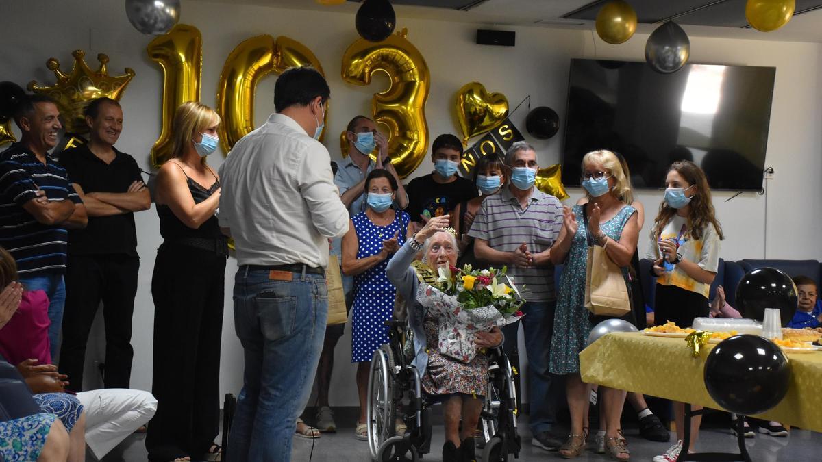 Una vecina centenaria: María Cuenca cumple 103 años en Xàtiva