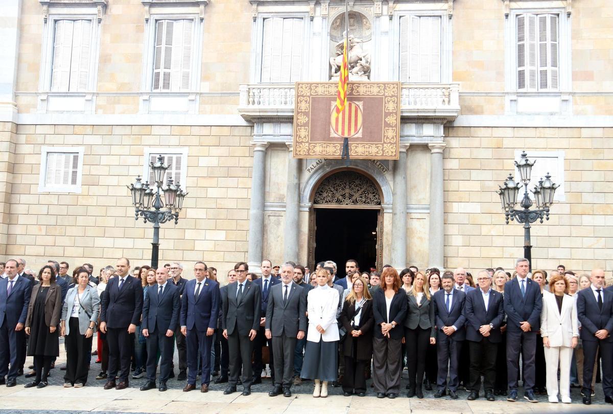 Minuto de silencio en la plaza de Sant Jaume por las víctimas de la dana | FOTOS