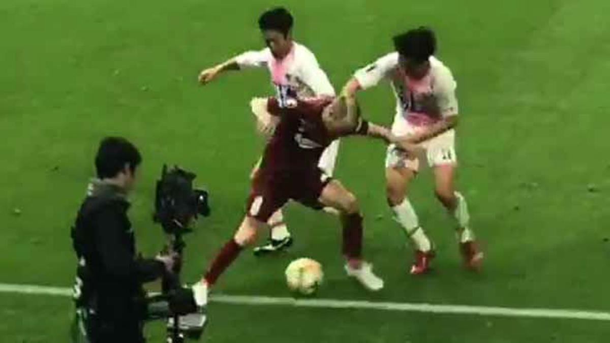 Nueva delicatessen de Iniesta: caño para irse de dos en la línea de ba