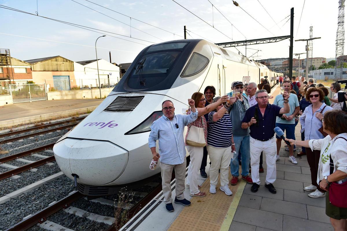 Fotogalería | Las imágenes de la llegada del Alvia a Plasencia - El ...