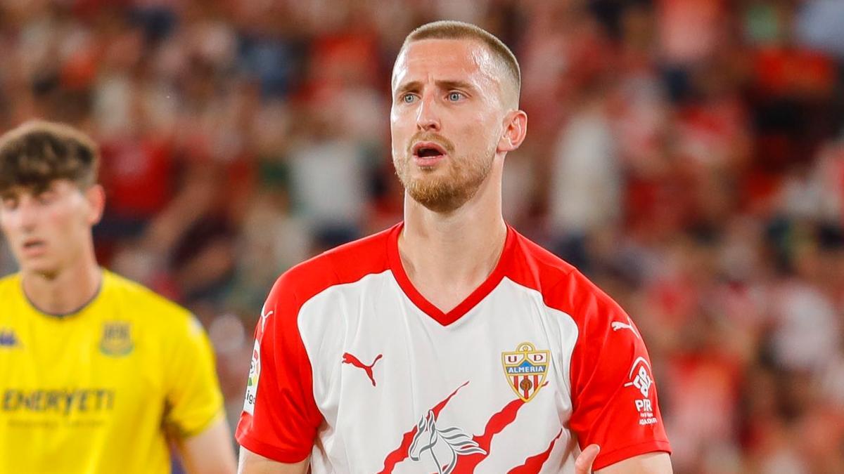 El Almería renueva a Álex Centelles y a Rodrigo Ely