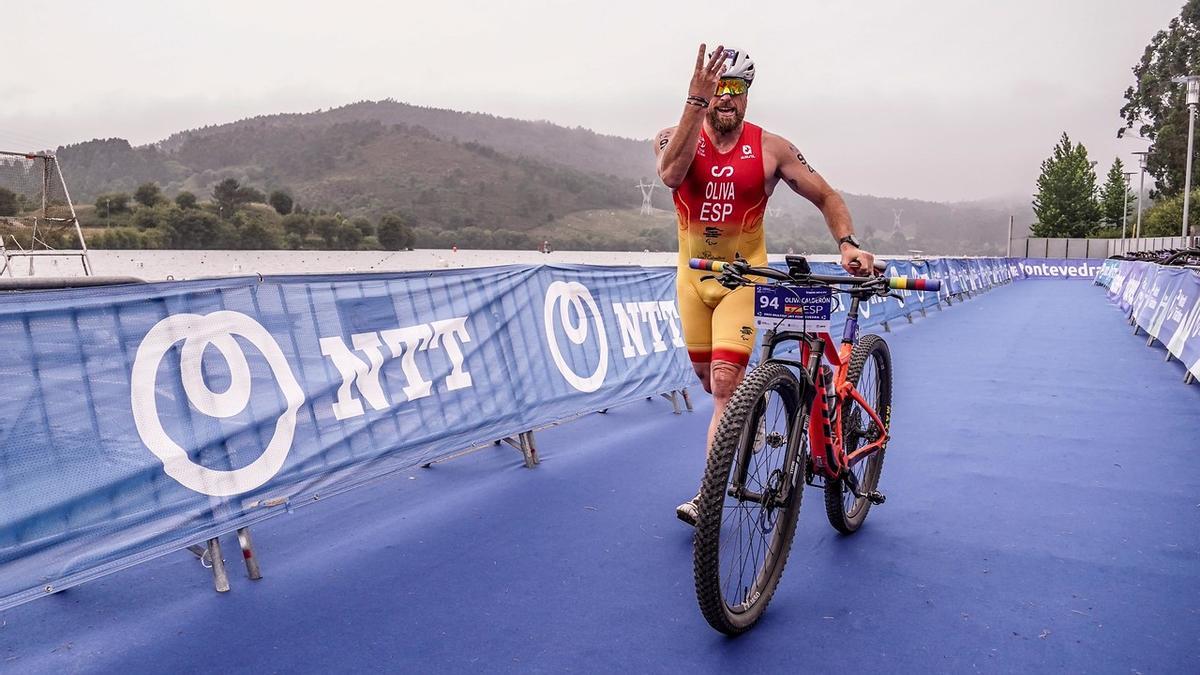 TRIATLÓN I Eduardo Oliva gana dos oros en el Mundial de Pontevedra