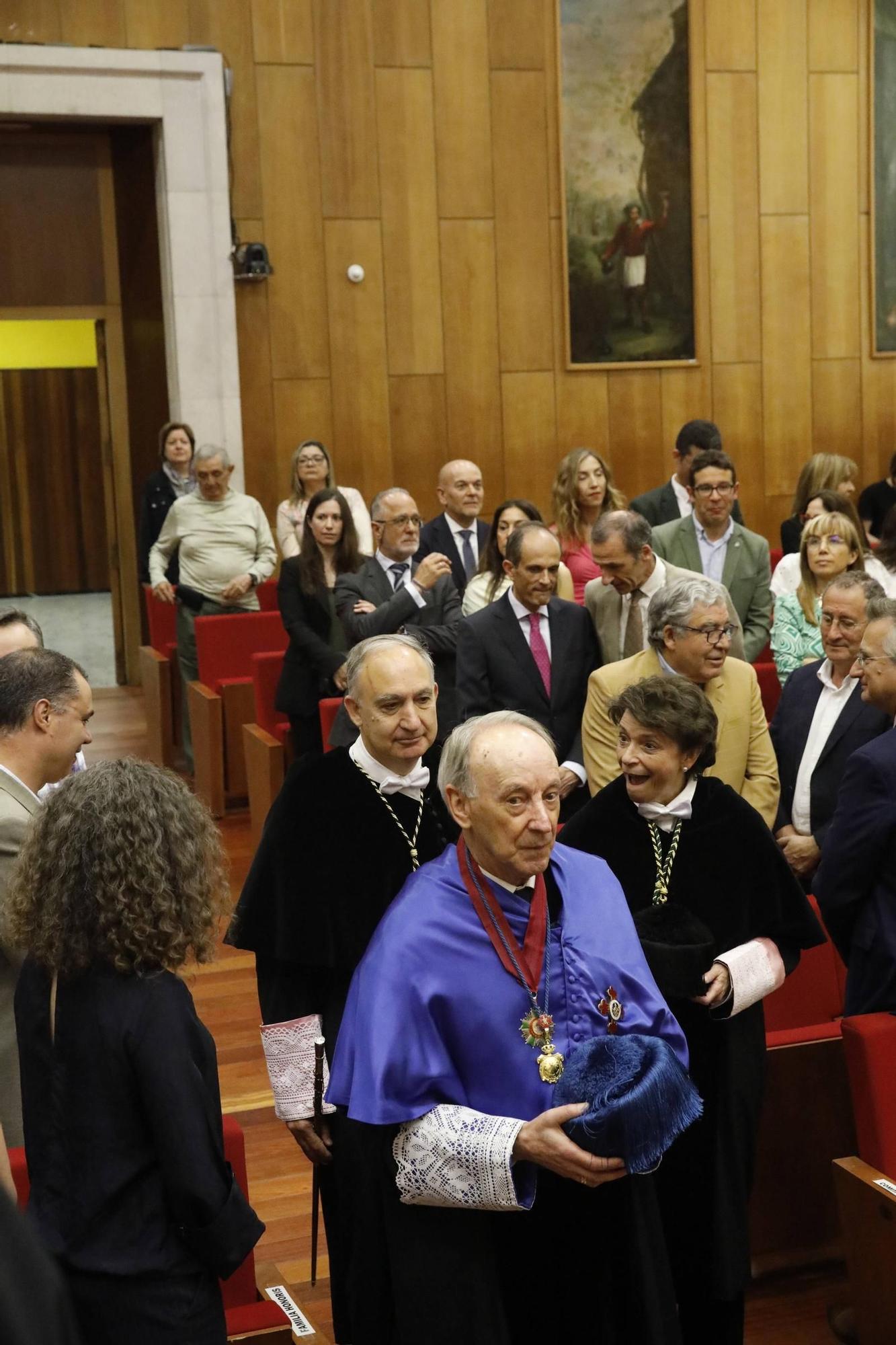 Ceremonia de Honoris Causa del catedrático Álvaro Cuervo en la ...