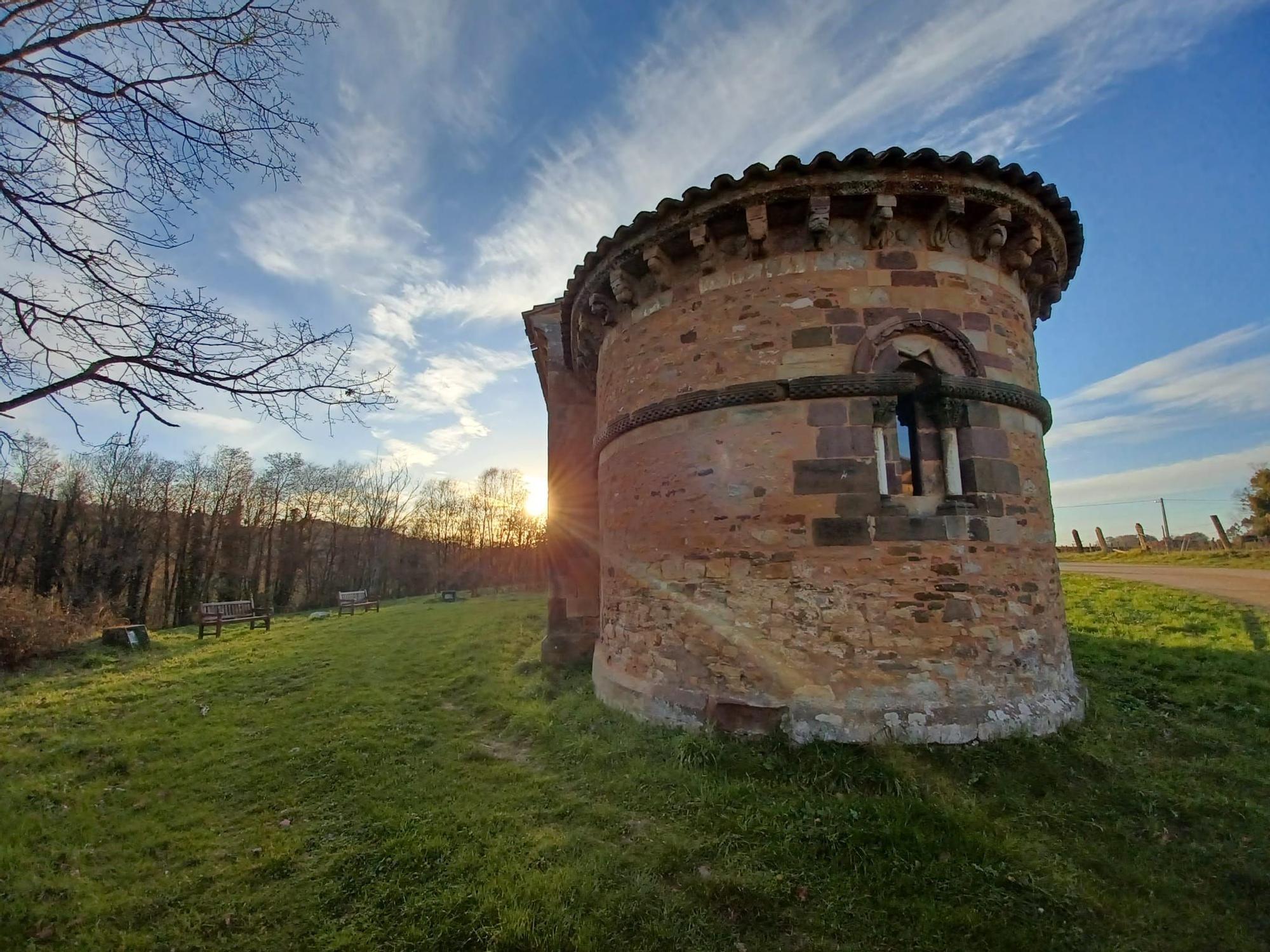 De ruta por Aramil: así es el paseo circular en torno al templo del siglo XII y al gran palacio ...