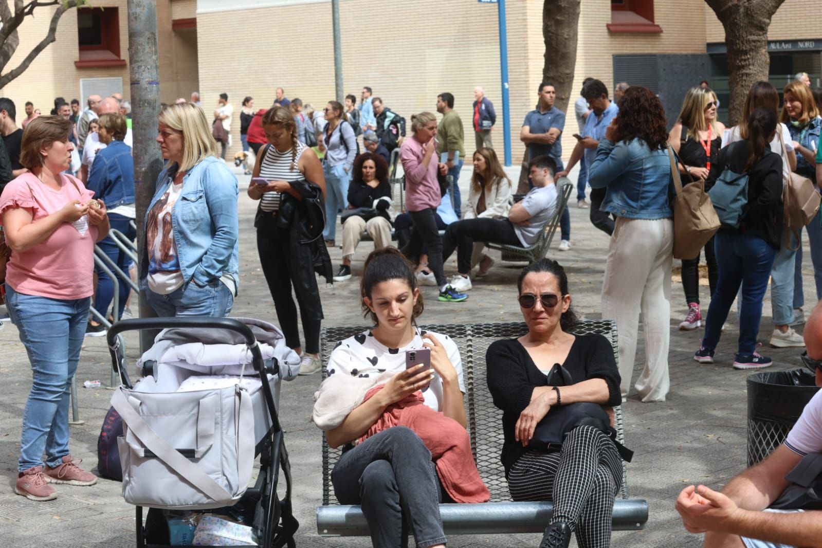 Cientos de personas se examinan para una plaza en Correos en València