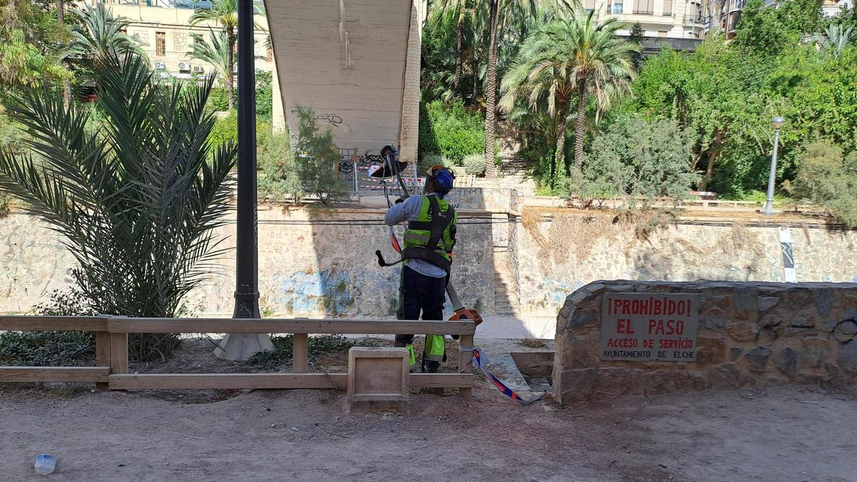 Una brigada limpia la ladera en previsión de incendios la Nit de l'Albà