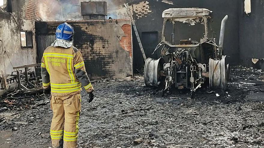 Un incendio calcina un tractor, un remolque y una segadora en una nave de Vadillo de la Guareña