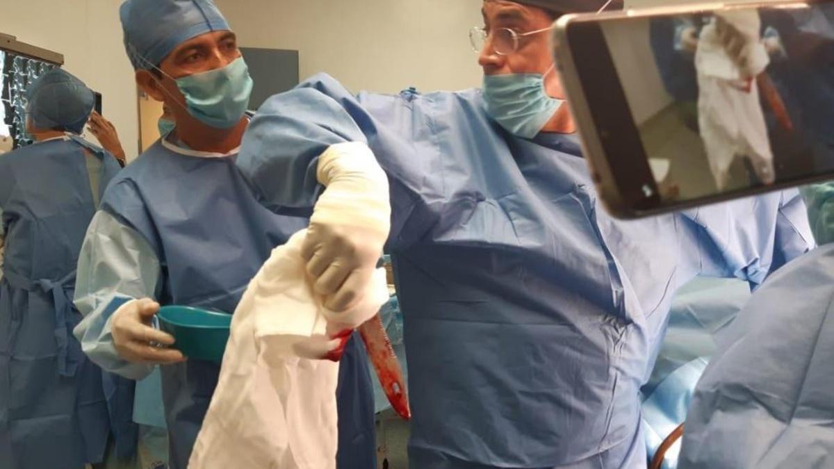 Le clava un cuchillo en el ojo por una plaza de aparcamiento