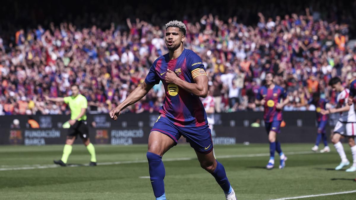 El Barça se alinea con Ronald Araujo