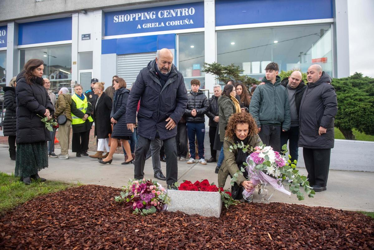 Una placa en Agrela rinde homenaje al matrimonio muerto en un accidente ...