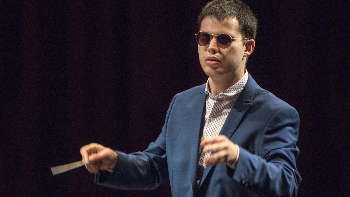 Adrián Rincón, un director musical ciego